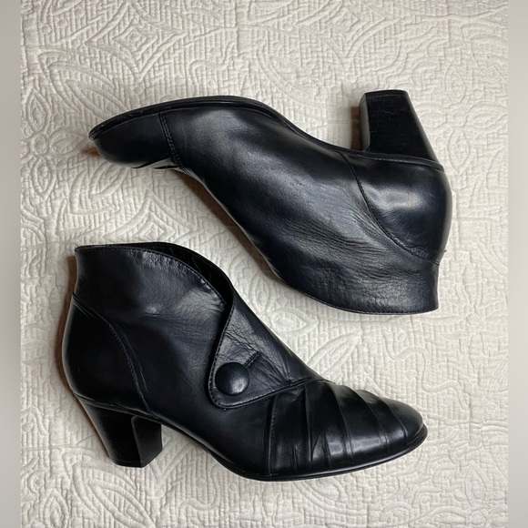 EVERYBODY | Shoes | Everybody By Sz Moda Vintage Black Leather Ankle ...
